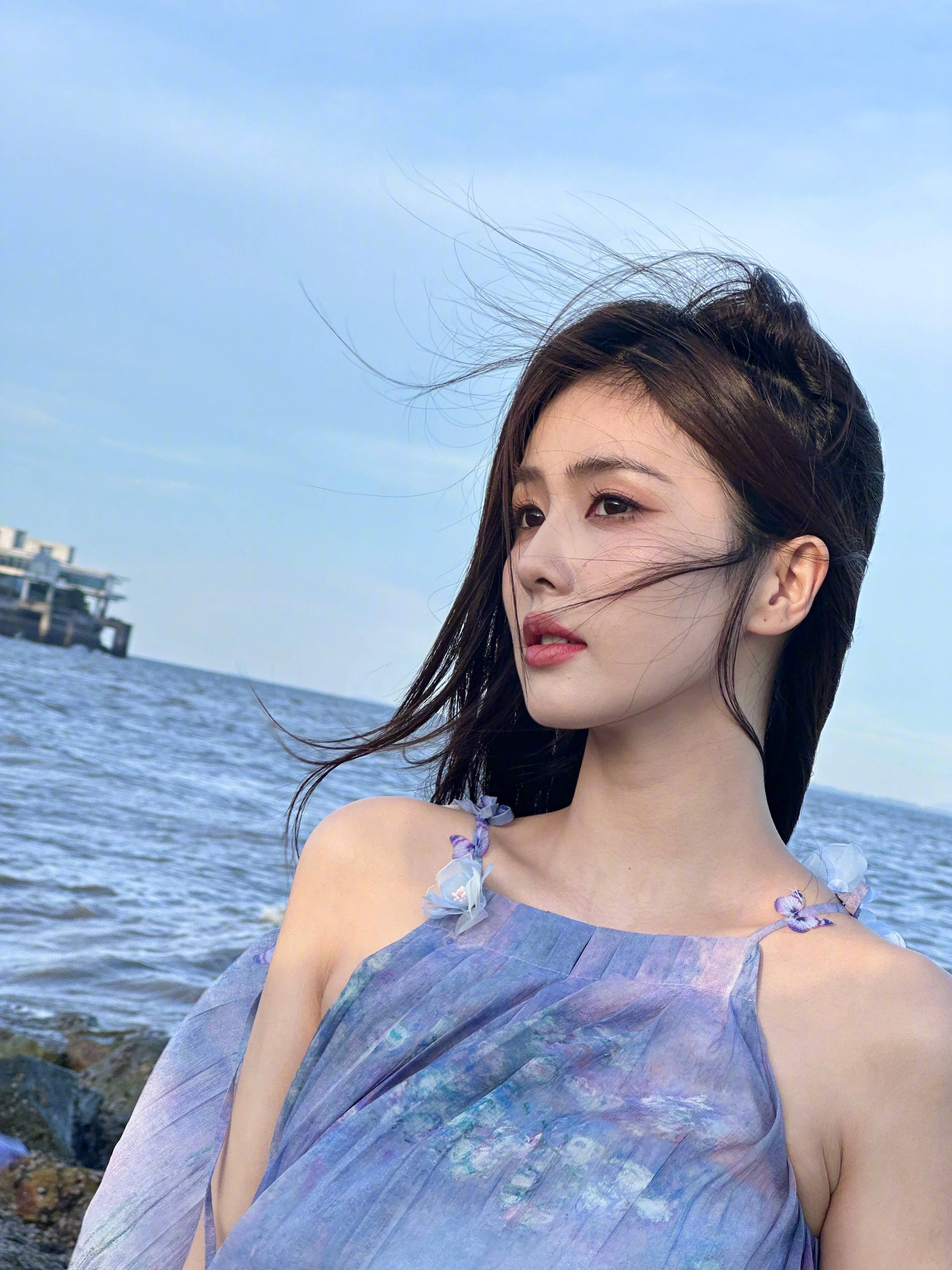 白鹿分享海边九宫格美照 穿紫色花朵裙好美好清凉-搜狐大视野-搜狐新闻