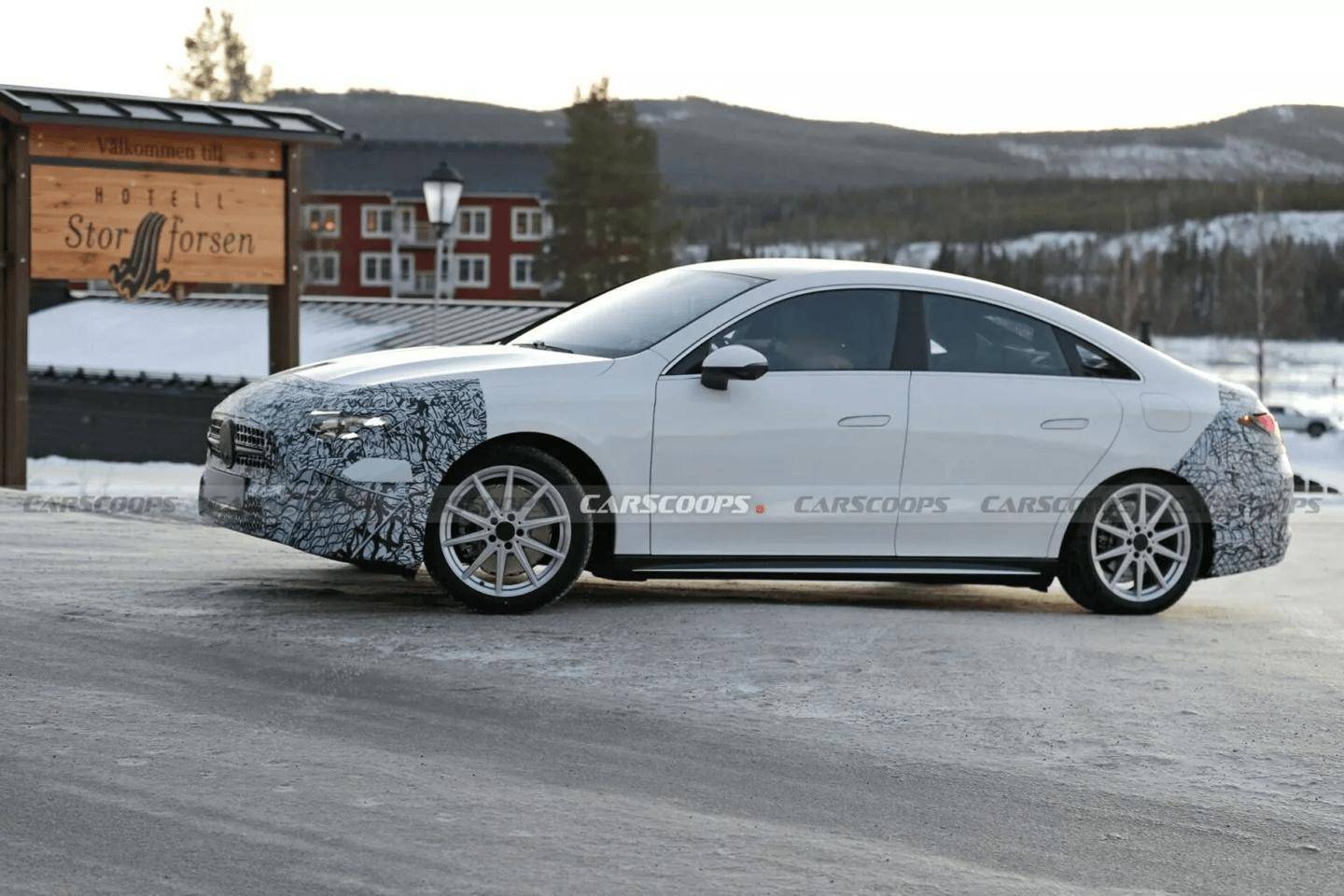 奔驰全新CLA电动车低伪装照流出，800V架构加持，明年上市在即_搜狐汽车_搜狐网