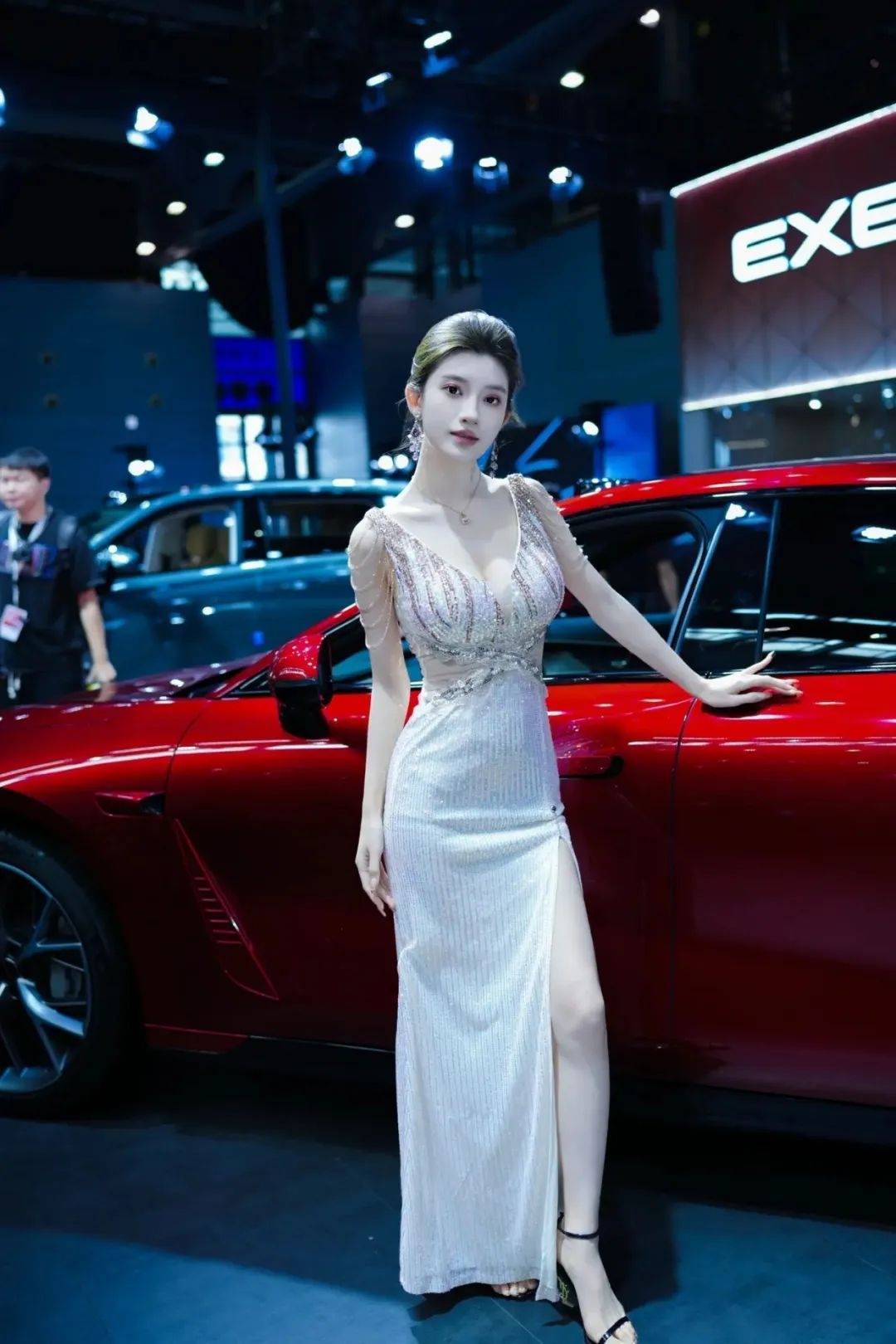 178cm逆天长腿女神炸裂车展！网友惊呼：这身材是真实存在的吗？_搜狐汽车_搜狐网