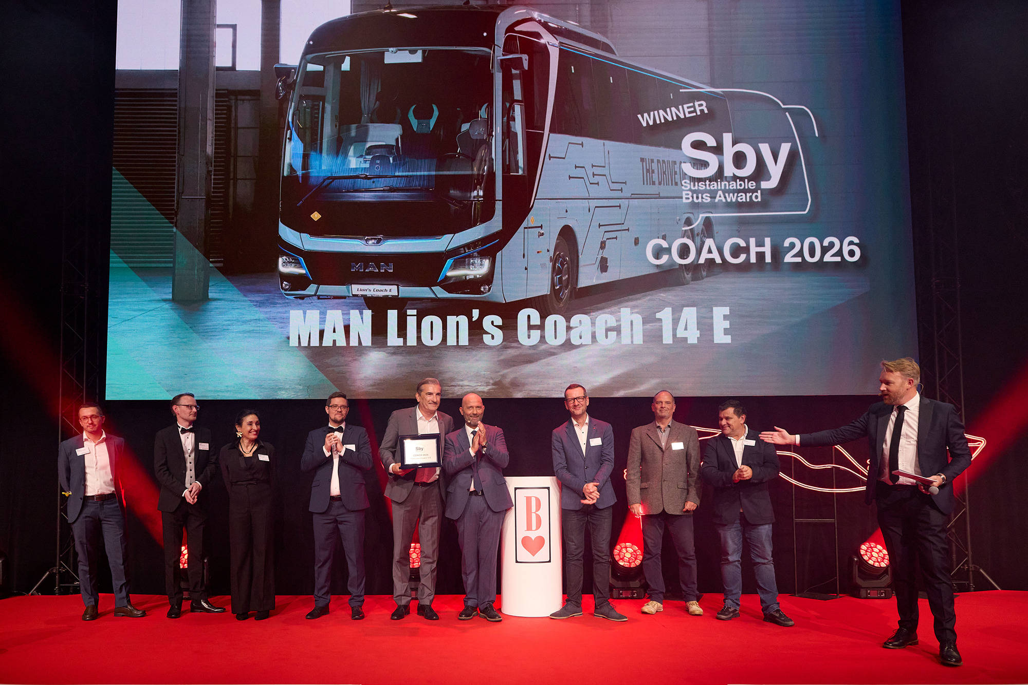 MAN Lion’s Coach E首发折桂 斩获“2026年度可持续客车”大奖_搜狐汽车_搜狐网