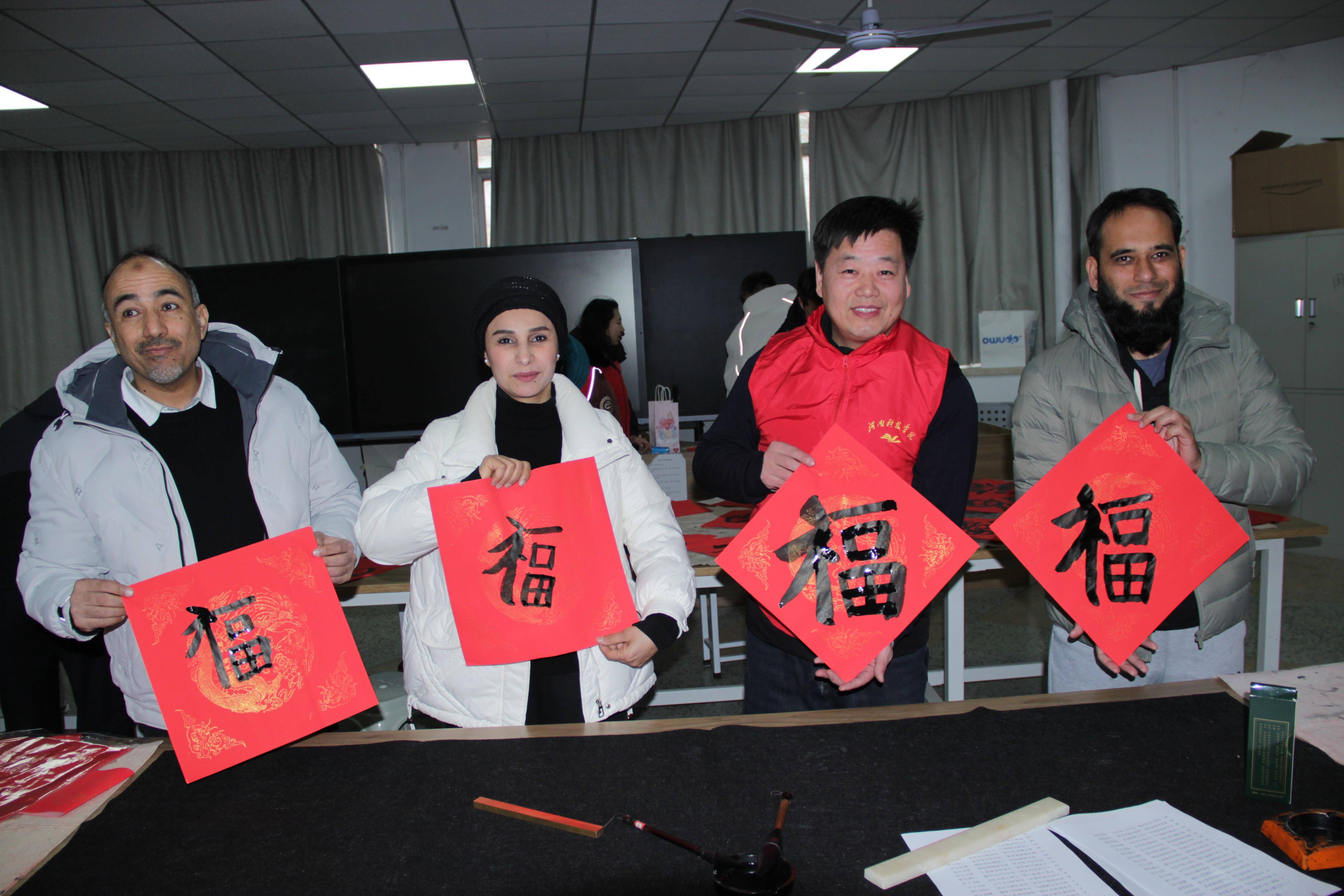 “老外”爱上中国字！河南科技学院外籍教师悦写龙年春联_活动_文化_书画