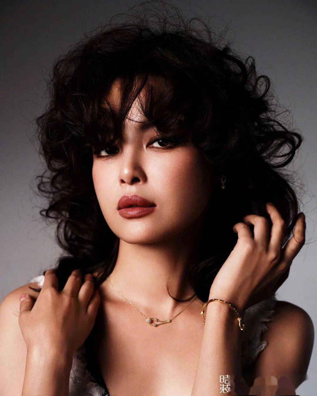 辛芷蕾《时装L’officiel》封面大片，浓重复古风格时髦美艳 -6parkbbs.com