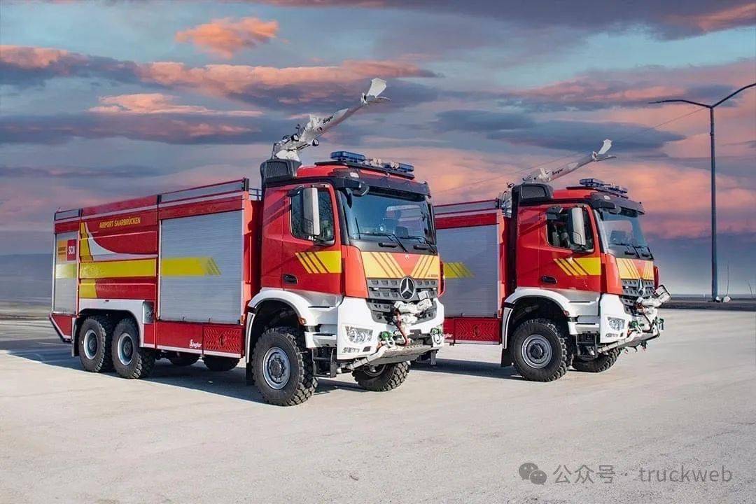 梅赛德斯-奔驰Arocs 3353全驱底盘 齐格勒向萨尔布吕克机场交付两辆机场消防车_搜狐汽车_搜狐网