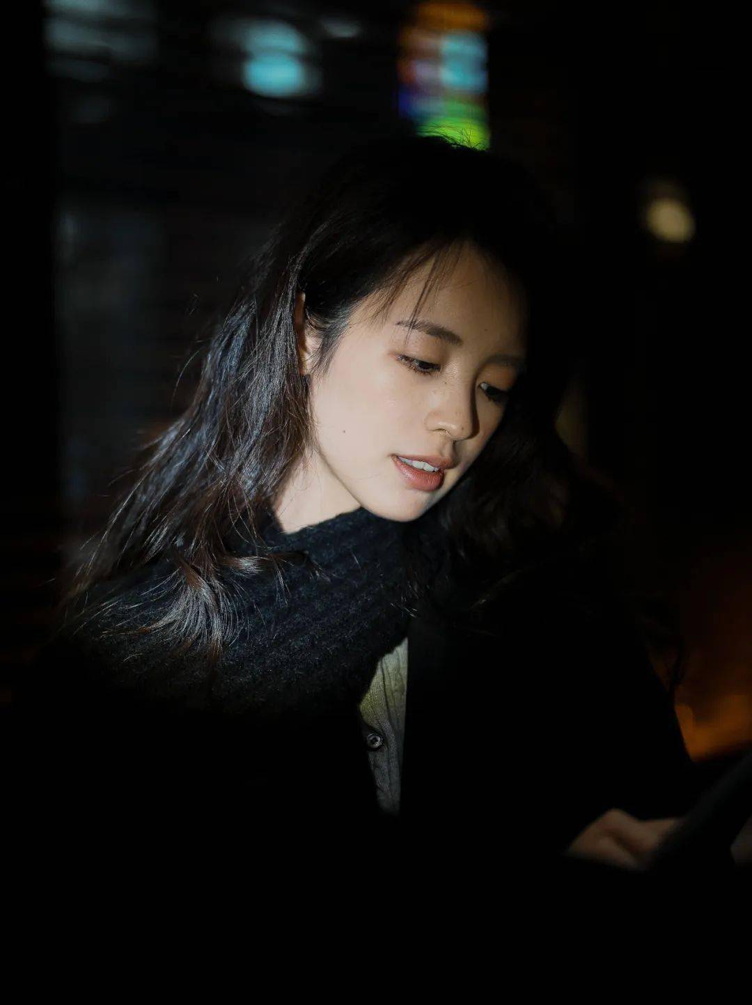 【SONY 摄影教学】Alpha 7C II电影感人像教程 ：灯火阑珊处_灯光_质感_故事