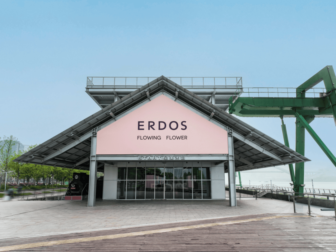 iziRetail资讯：ERDOS 2024SS大秀在上海亮相，品牌首次举办春夏时装秀，主动打破“秋冬”标签_羊绒_风格_流动