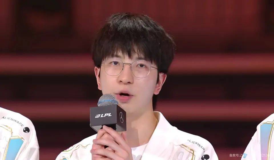 LPL冠军引发骂战！BLG夺冠概率第一，大师兄直呼不服：T1才是最强_战队_Caedrel_排名