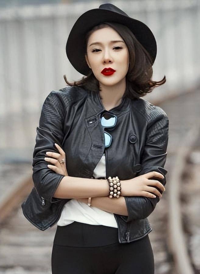 模特赵雅淇，有着绝美身材和容貌，却因恋情毁掉了自己声誉 -6parkbbs.com