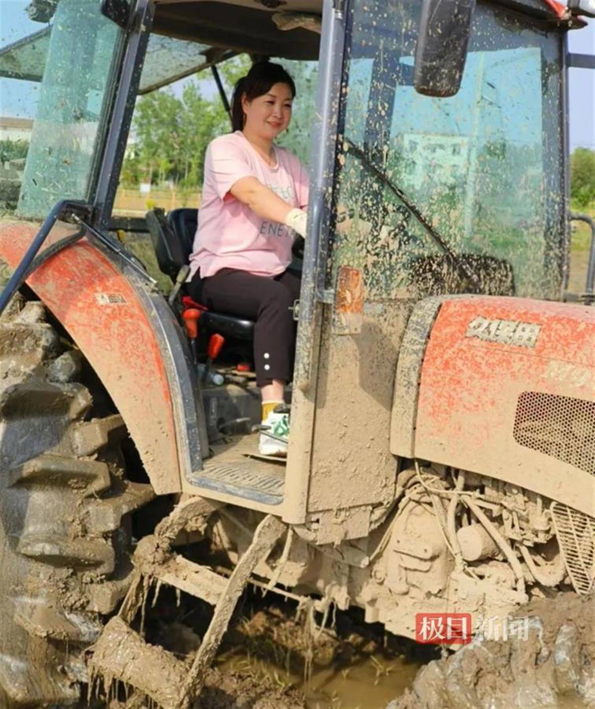 田间驰骋的女拖拉机手，带领乡亲走上“致富路”_谢凤英_农业_种植