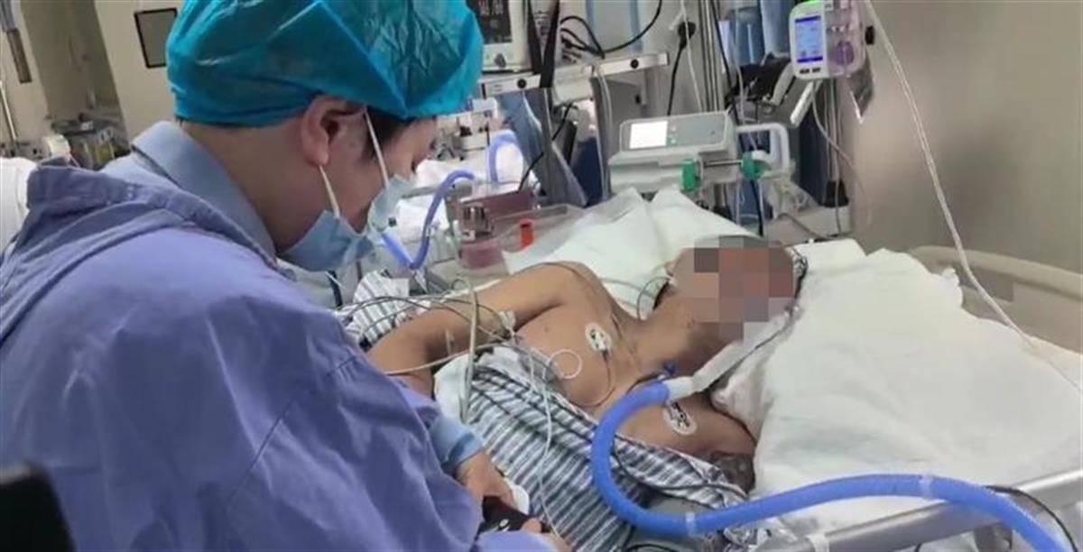 女子来到公安窗口哭着求助，民警赶到ICU病房紧急办证_女士_弟弟_身份证