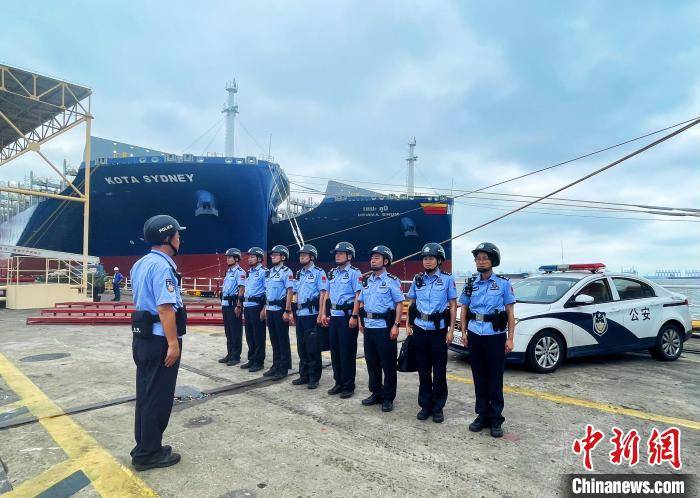 中国设计、制造的绿色高端船舶上海外高桥口岸开启首航_徐振霞_倪家宁_型宽