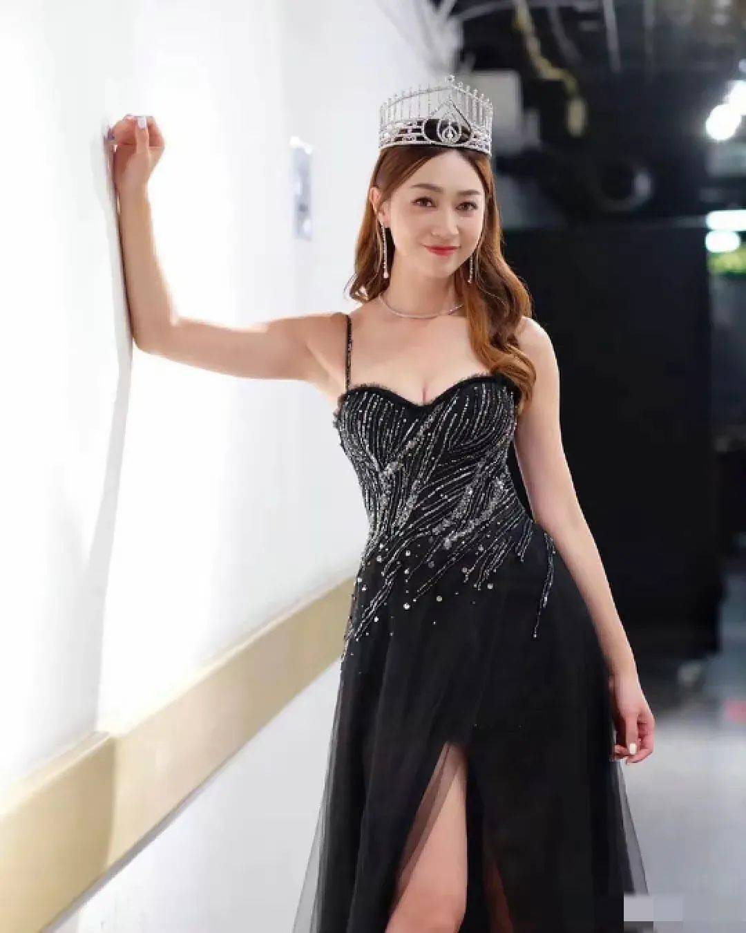 TVB港姐冠军不受力捧，异国大秀火辣身材，网友赞不绝口_黄嘉雯_生活_照片