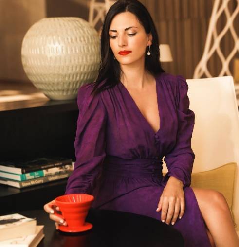 为马莱莱续约谈判而来？美女经纪人Angela Rullo抵达上海_事宜_争议_舆论