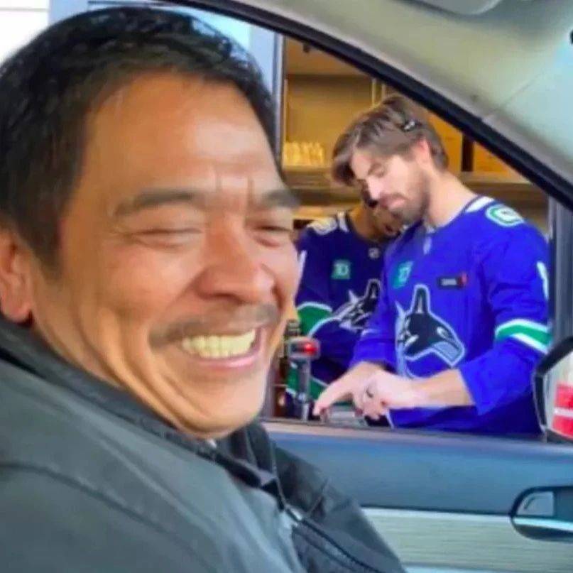 惊喜！去列治文买杯咖啡 为顾客端盘的竟是他们……_Dakota_Joshua_Garland