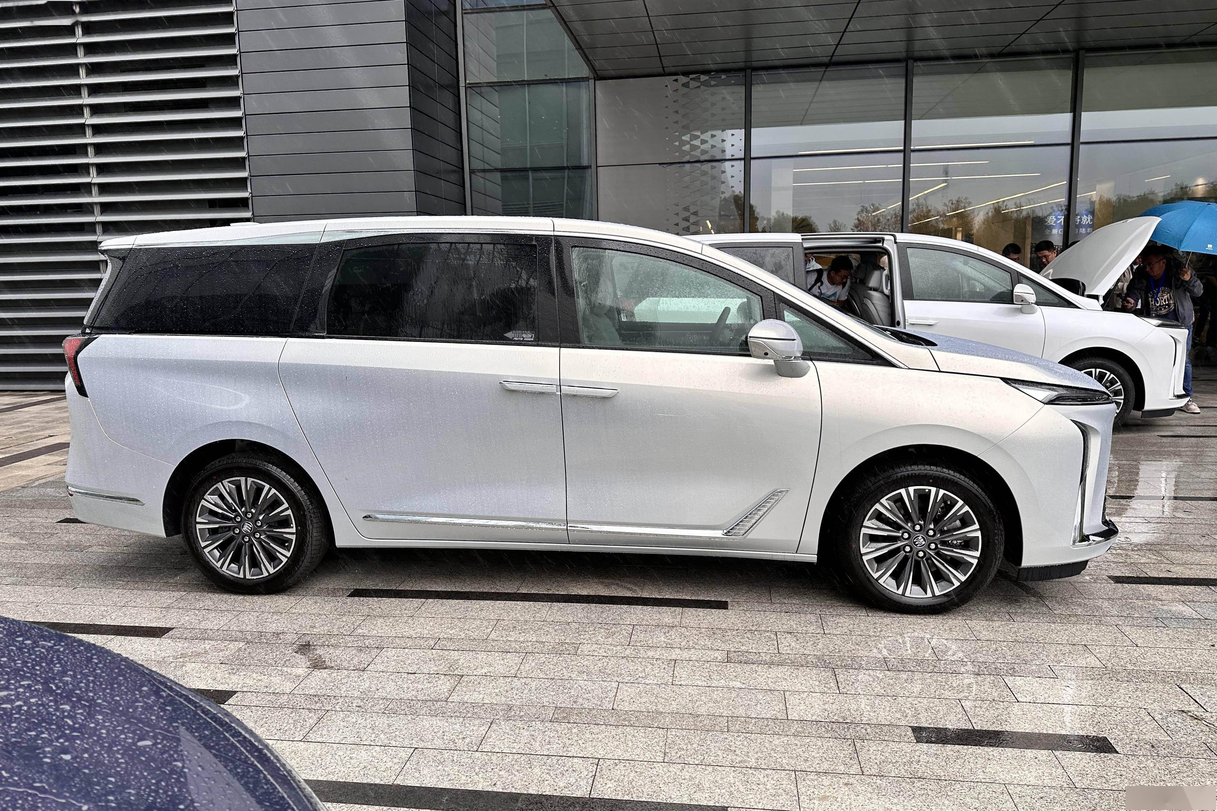 别克新一代GL8陆尊登场！官方指导价26.99-33.99万元，你心动了吗？_搜狐汽车_搜狐网