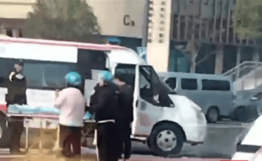 长沙一车辆连撞十多名行人 警方回应:长沙一车辆连撞十多名行人？警方：共造成4人受伤，均在接受治疗_截图_青山路_视频