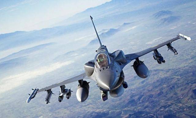 歼10C大战F16谁更强？F16动力明显更强，我们能够率先发现对方_战机_坠机_美国