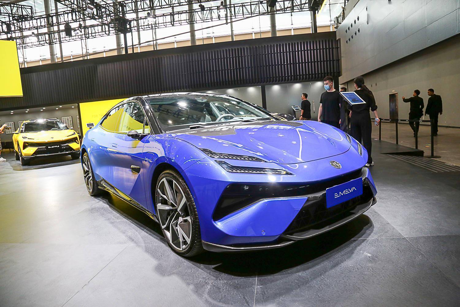 2024广州车展新看点：路特斯EMEYA繁花定制版以雪夜深蓝与春日新叶惊艳亮相_搜狐汽车_搜狐网