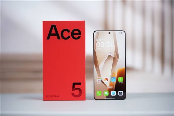 一加Ace 5新机图赏：陶瓷机身搭配顶级1.5K直屏，性能如何？_用户_手机_游戏