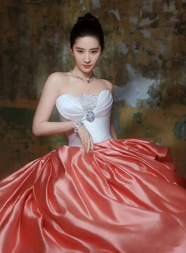 Miss Sohee发布2025春夏高定系列‌ ，设计师不到30岁，年轻有为啊_Parka_作品_刺绣