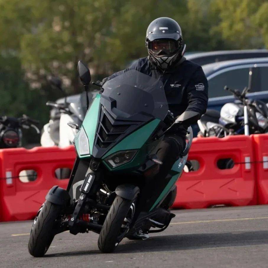 三通道ABS+TCS，开“挂”的到三轮ADIVA AD7 150正式上市，售价22800元_车辆_系统_倾角