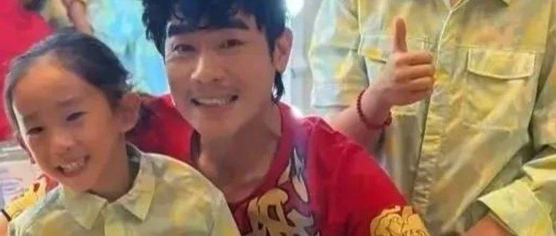 应采儿带俩儿子探班陈小春，父子三人共用一张脸_hoho_Jasper_横店