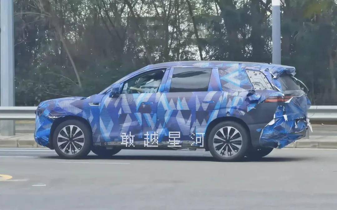 全新腾势N8曝光：中大型SUV定位，三排座布局，或成30万级优选？_搜狐汽车_搜狐网