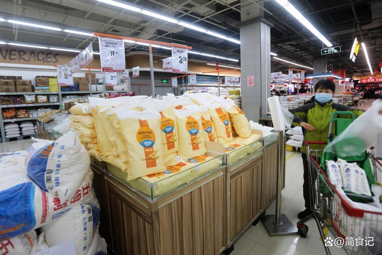 密封的大米为什么会生虫？只要出现这2种情况，千万别再吃了！_米粒_米虫_生命