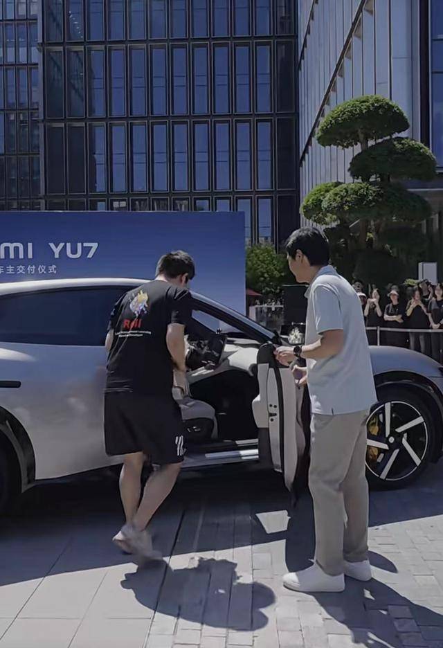 小米YU7首批正式交付，雷军再次上演三部曲：握手、合影、开车门-人物资讯-资讯-头部财经