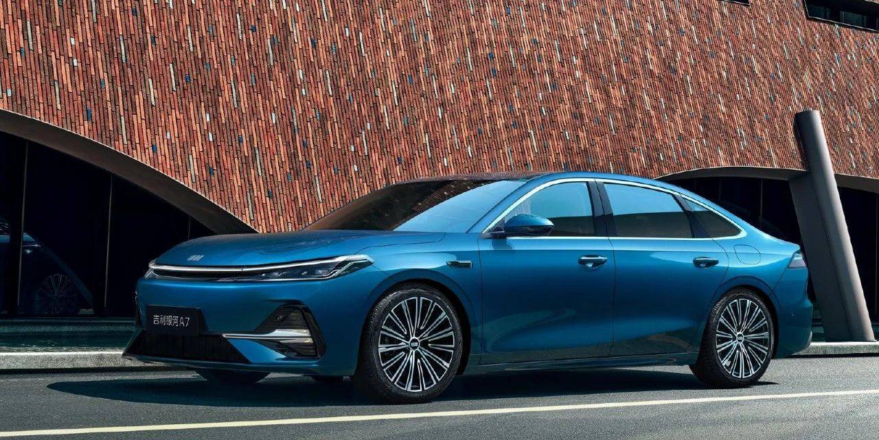 吉利银河A7即将预售！搭载雷神AI电混2.0 综合续航2100km+_搜狐汽车_搜狐网