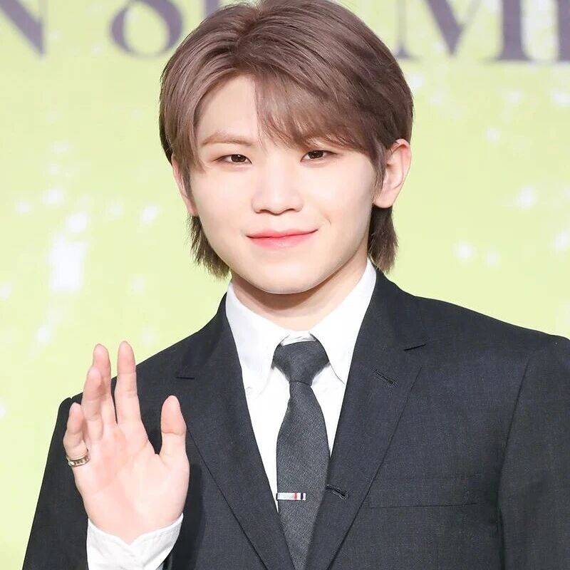 人气男团成员在今天正式入伍，成为团里第三位服役成员_Woozi_舞台_演出