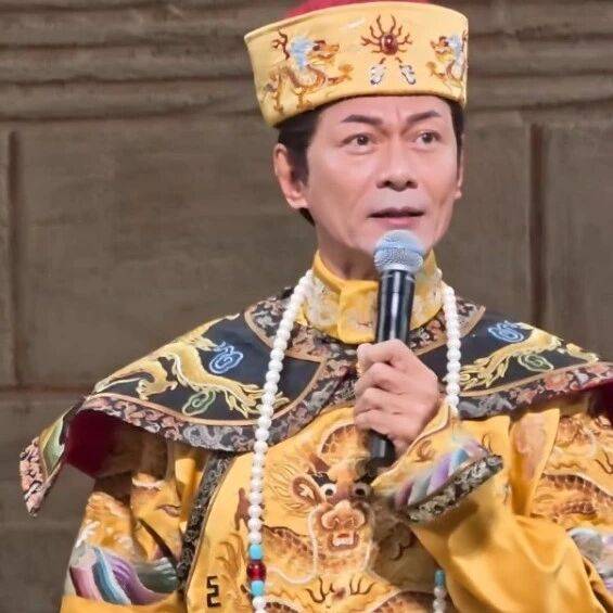 63岁TVB前男星江华重演《九五至尊》！举手投足尽显帝王风范！_观众_经典_萧显辉