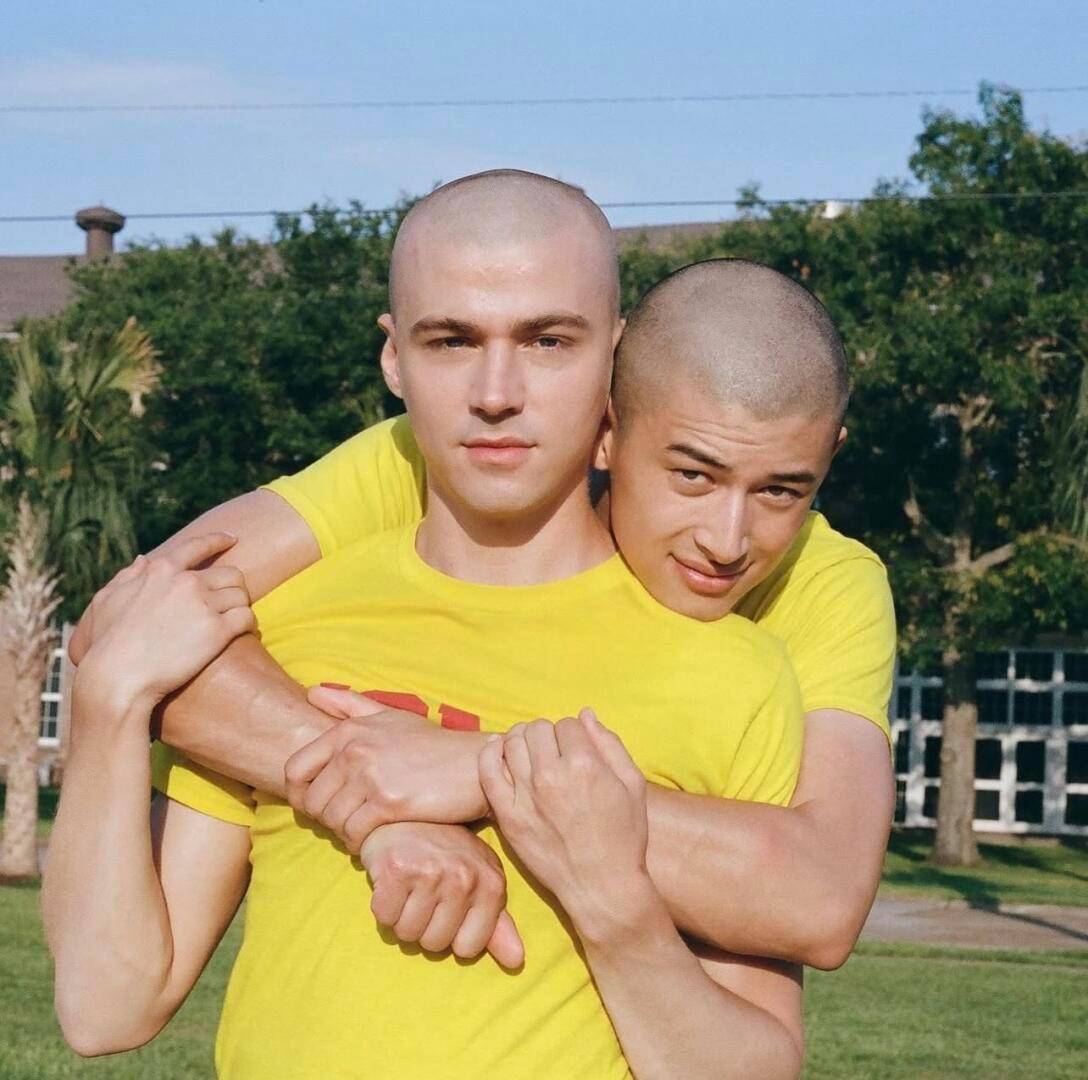 《军靴男孩》（原名Boots）是2025年Netflix推出的一部美剧，改编自Greg Cope White的回忆录《The Pink ...