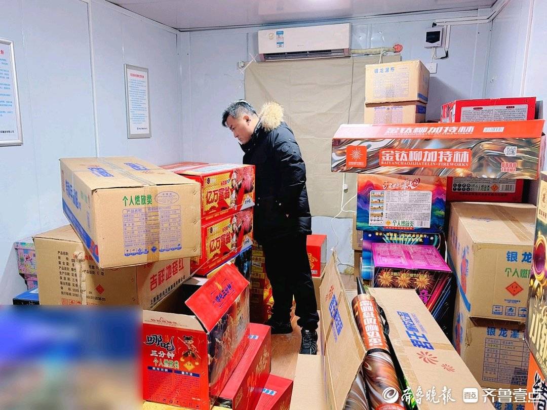 太危险！济南一男子非法储存145箱烟花爆竹被警方抓获_李某_销售_运输