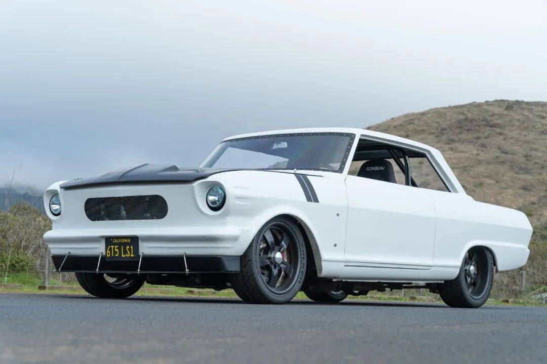 【玻璃纤维轻量化+六速手动】白色猛兽缺窗户+后视镜？这台restomod Nova上Cars and Bids捡漏机会？街头合法的赛道怪兽 ...